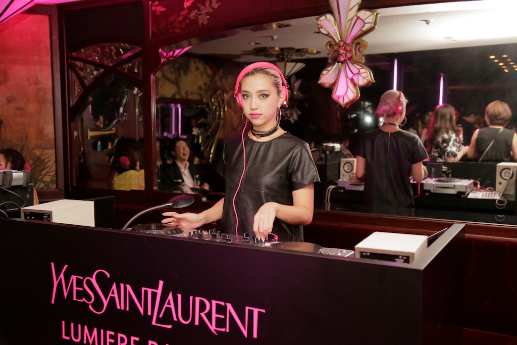 杏子やBENIらも来場 「YSL」がピンク尽くしの1日限定サロンでパーティーを開催 - WWDJAPAN