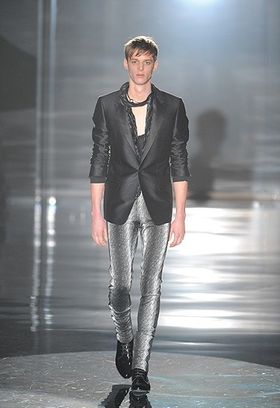 「グッチ」2009-10年秋冬ミラノ・メンズ・コレクション - WWDJAPAN