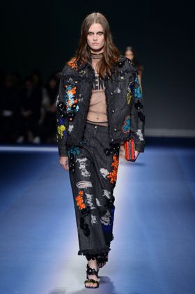 「ヴェルサーチ」2017-18年秋冬ミラノ・コレクション - WWDJAPAN