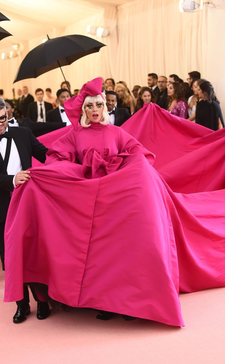 レディー・ガガの華麗なるファッション遍歴 “肉ドレス”、メットガラから来日公演まで - WWDJAPAN