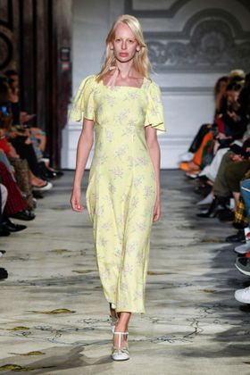 【ルック】「ポール＆ジョー」2023年春夏コレクション - WWDJAPAN