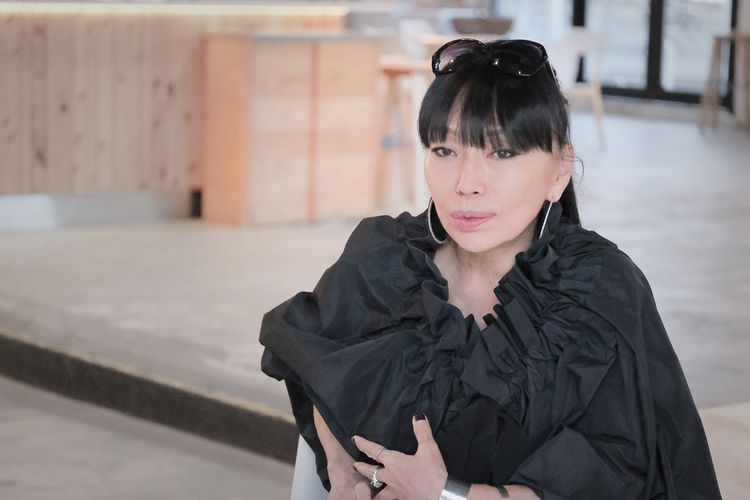 「アディクション」退任から3年半 ネクストステージに向かうAYAKOメイクアップアーティストが考える次世代のカラーコスメとは？ - WWDJAPAN