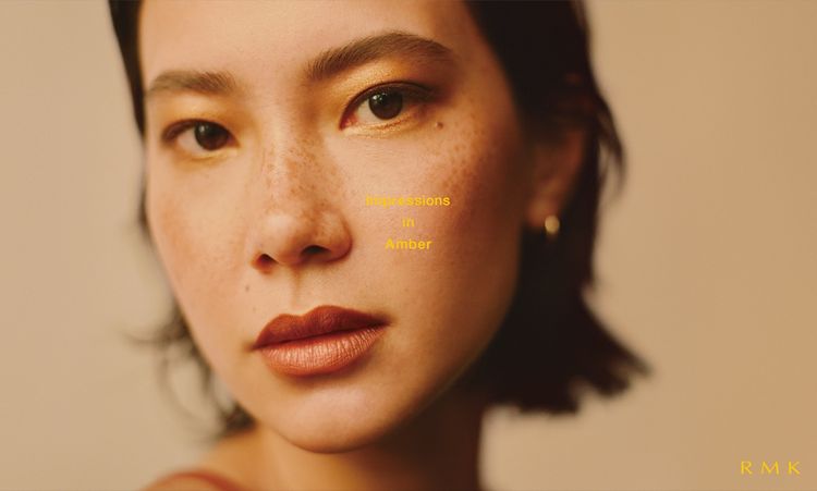 【2023年春コスメ】「RMK」からナポリの情景や琥珀に着想を得たアンバーブラウンきらめく春コレクションが登場 - WWDJAPAN