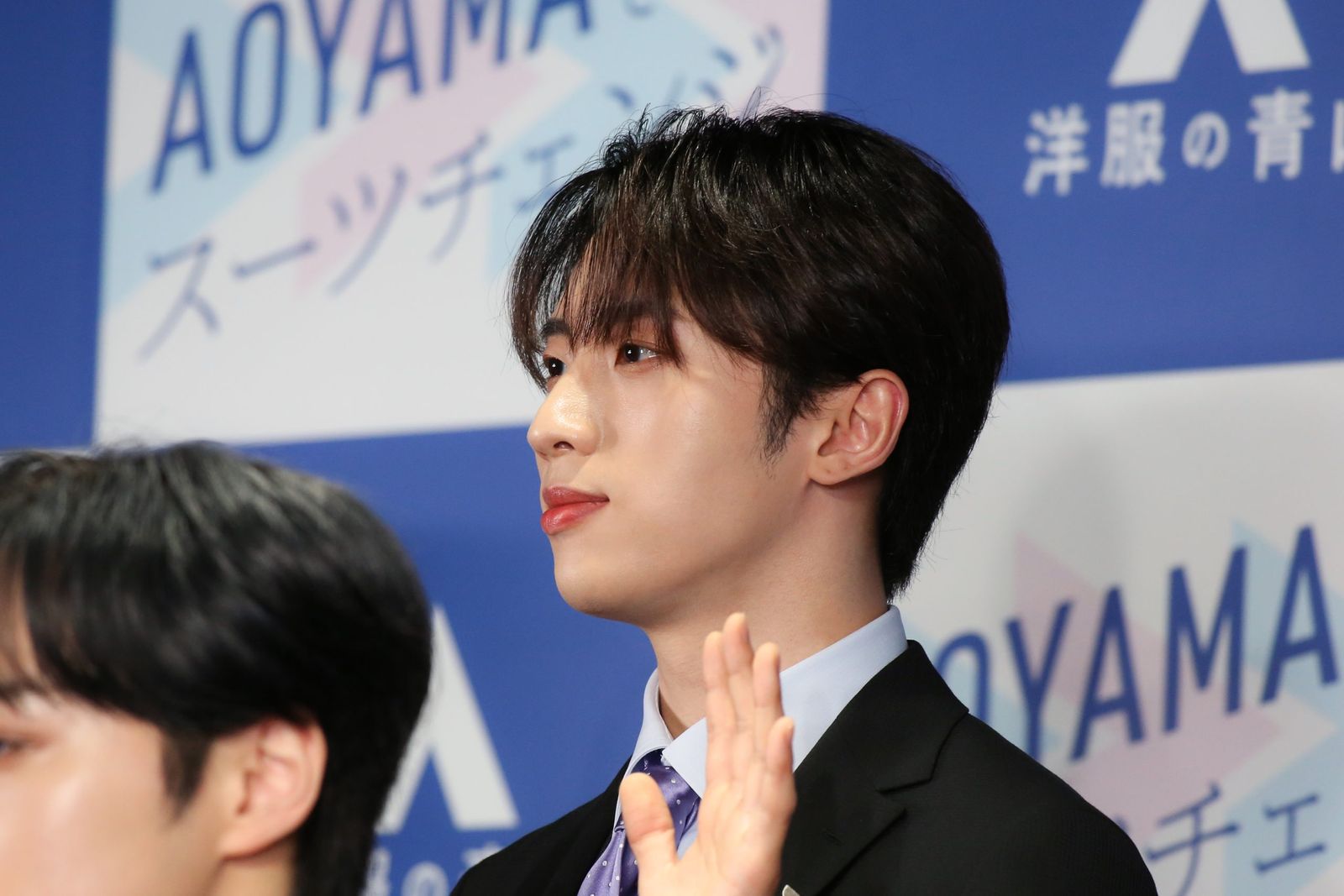 「洋服の青山」新CMにINIを起用 CMではスーツ姿で激しいダンスを披露 - WWDJAPAN