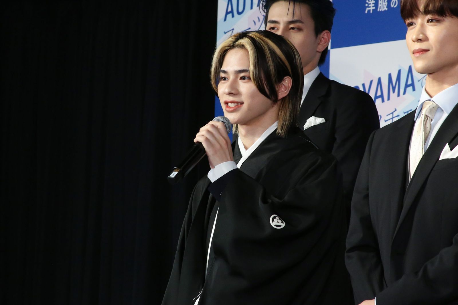 「洋服の青山」新CMにINIを起用 CMではスーツ姿で激しいダンスを披露 - WWDJAPAN