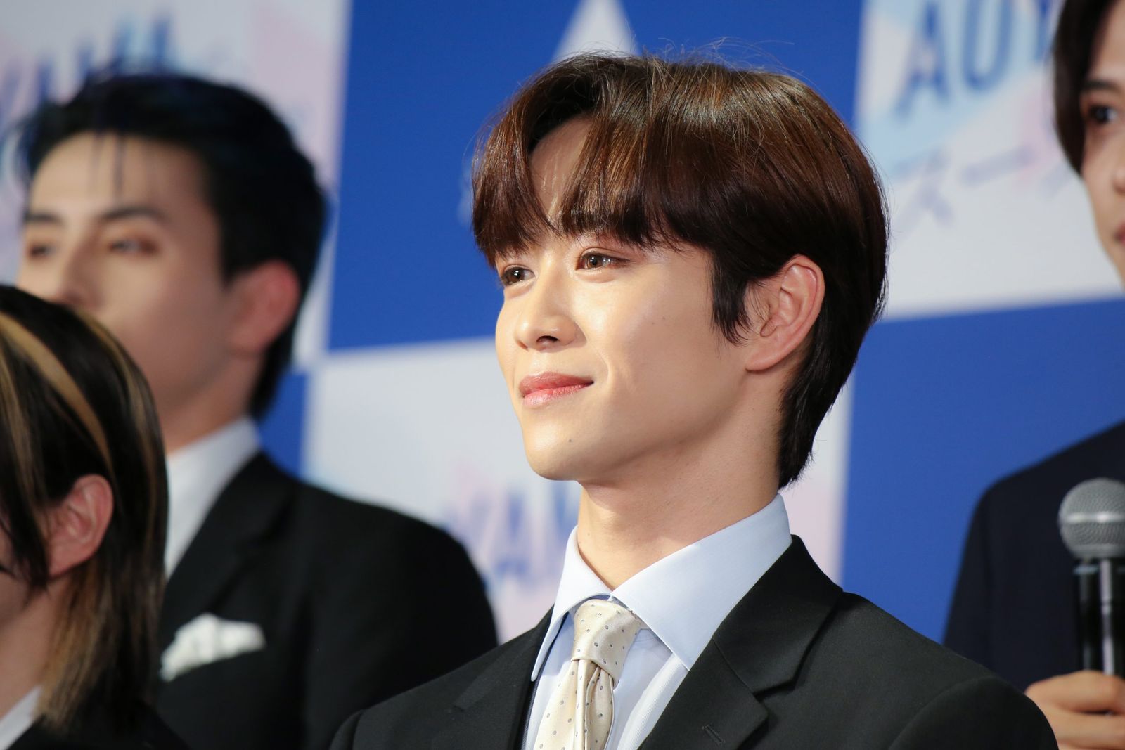 「洋服の青山」新CMにINIを起用 CMではスーツ姿で激しいダンスを披露 - WWDJAPAN