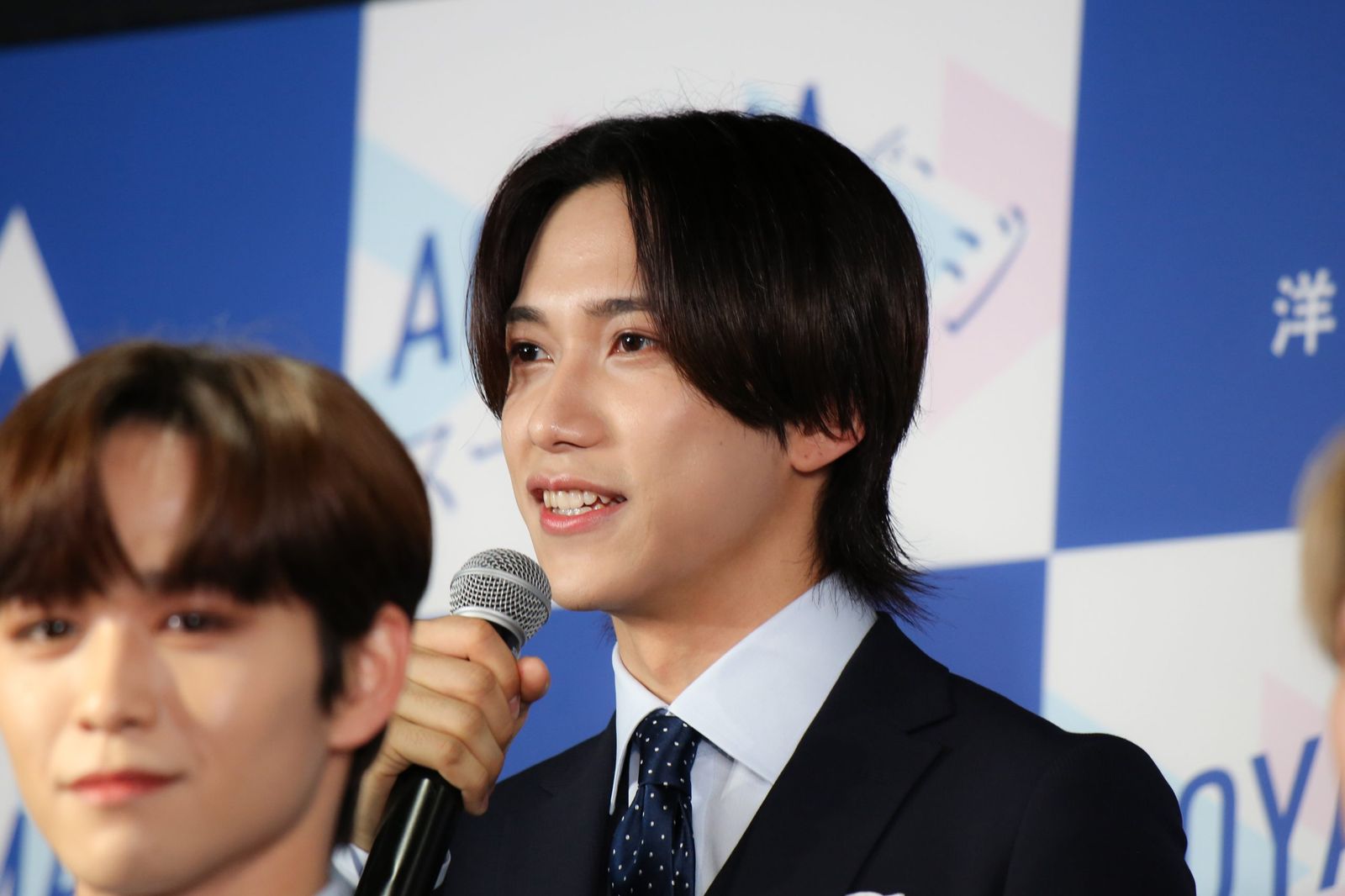 「洋服の青山」新CMにINIを起用 CMではスーツ姿で激しいダンスを披露 - WWDJAPAN