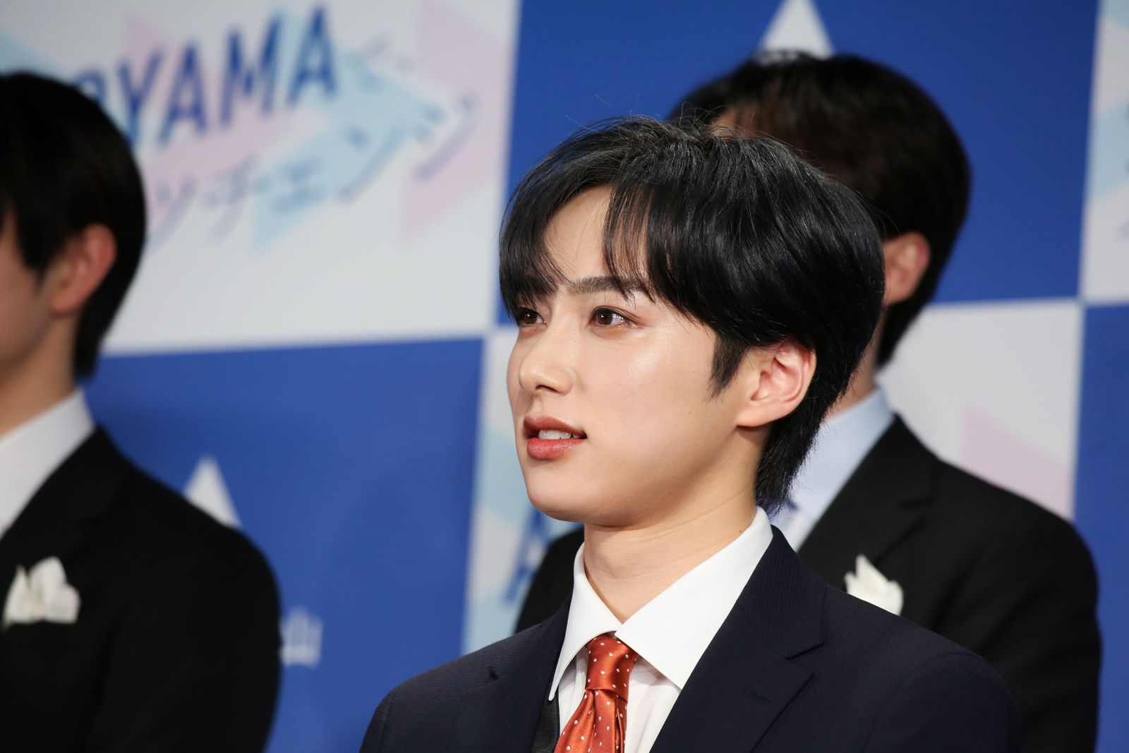 「洋服の青山」新CMにINIを起用 CMではスーツ姿で激しいダンスを披露 - WWDJAPAN