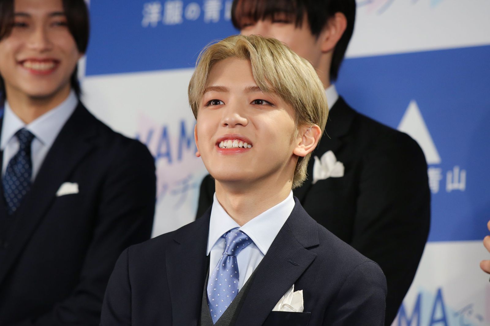 「洋服の青山」新CMにINIを起用 CMではスーツ姿で激しいダンスを披露 - WWDJAPAN