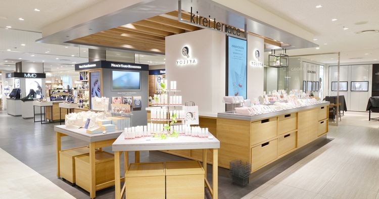 よーじやが60年ぶりにロゴ刷新 “よじこ”は全身姿になりコーポレートキャラに - WWDJAPAN