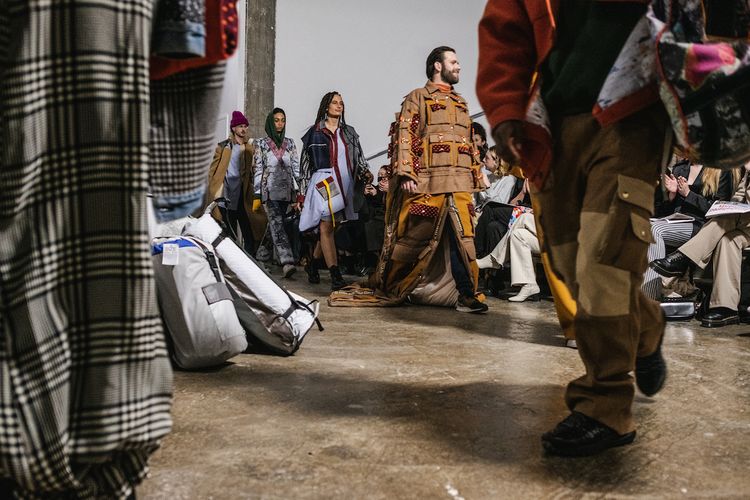 ホームレスを救うシェルタースーツ 「クロエ」ともコラボしたデザイナーが信じるファッションの力 - WWDJAPAN