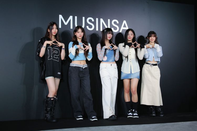 アンバサダーのNewJeansが登場！韓国発のファッションEC「ムシンサ」のポップアップがオープン - WWDJAPAN