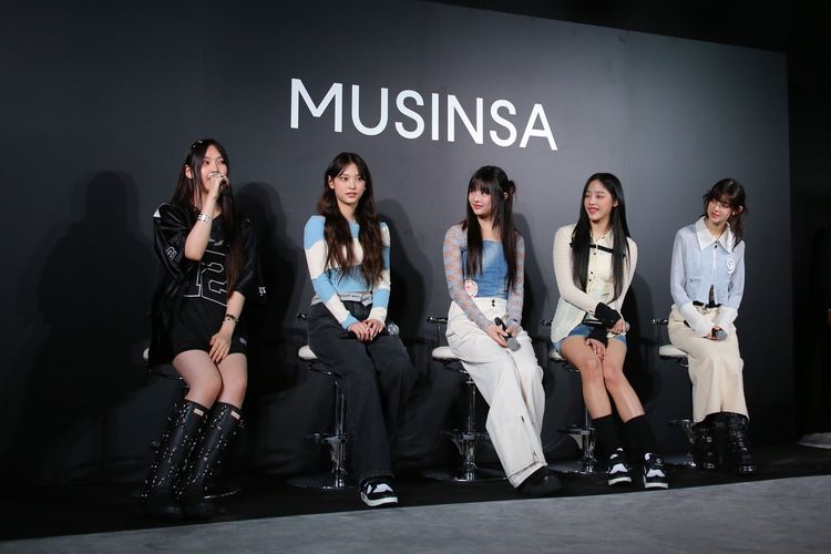 アンバサダーのNewJeansが登場！韓国発のファッションEC「ムシンサ」のポップアップがオープン - WWDJAPAN