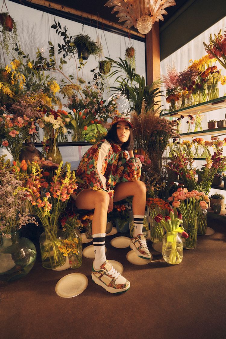 「プーマ」と「リバティ」が最新コラボコレクションを発表 鮮やかな色彩や花柄の刺しゅうを施す - WWDJAPAN