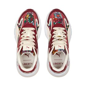 「プーマ」と「リバティ」が最新コラボコレクションを発表 鮮やかな色彩や花柄の刺しゅうを施す - WWDJAPAN