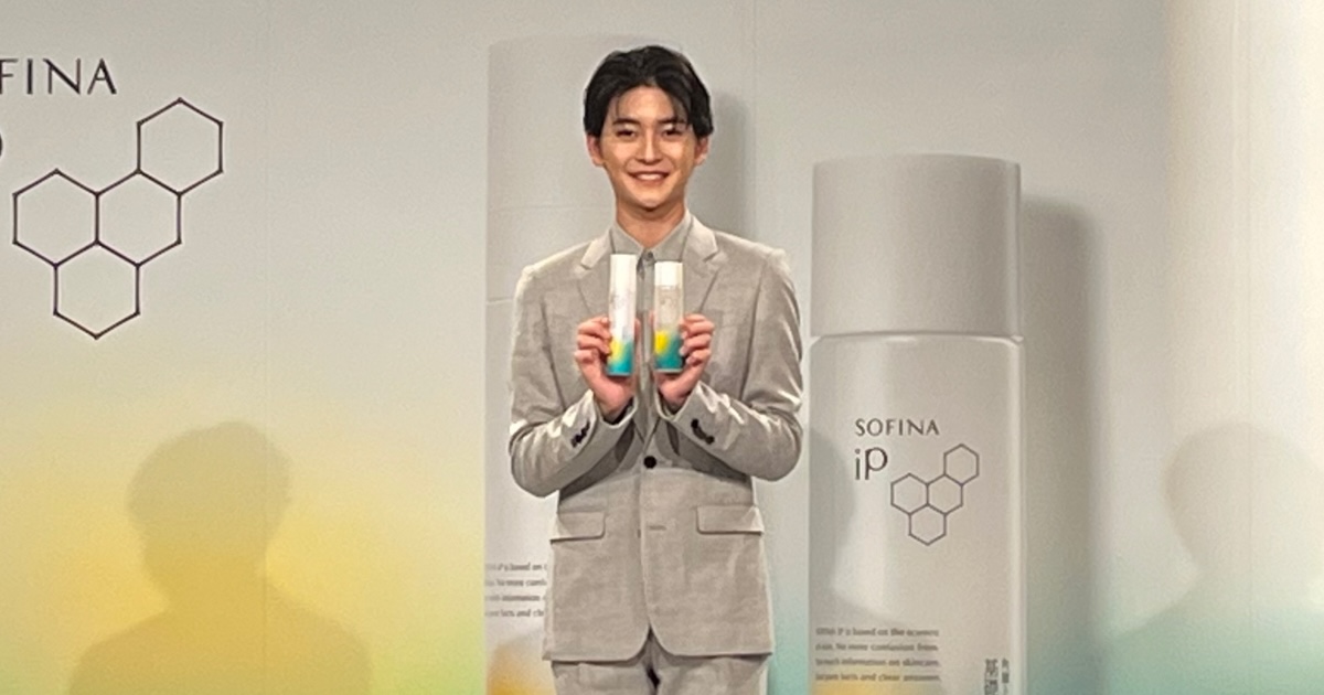俳優・高橋文哉も感動！ 新生「ソフィーナ iP」土台美容液の“じゅわとろ”な浸透感 - WWDJAPAN