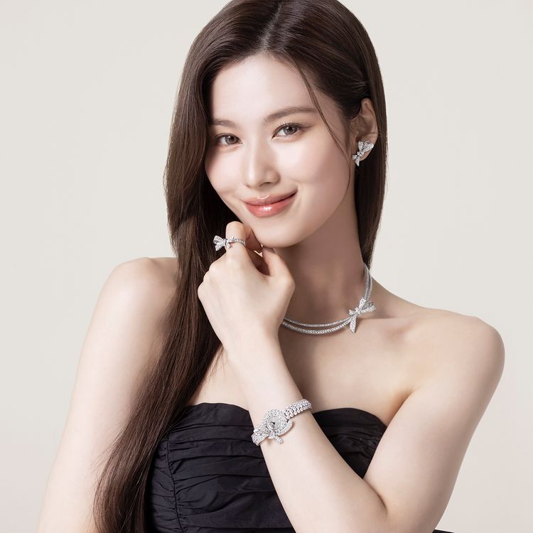 「グラフ」初のジャパンアンバサダーTWICEのSANA 待望の新ビジュアルが公開 (PR)- WWDJAPAN