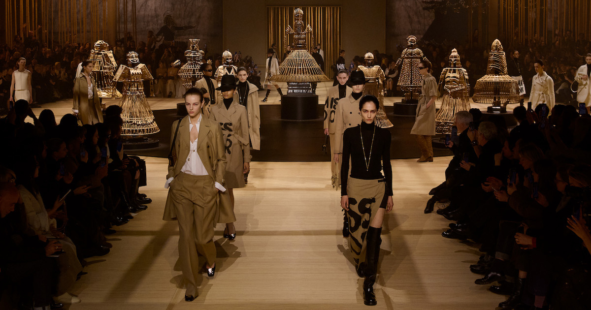 「ディオール」の“闘うお嬢”にキュン、「サンローラン」のシースルーに物議 2024-25年秋冬パリコレ取材24時Vol.1 - WWDJAPAN