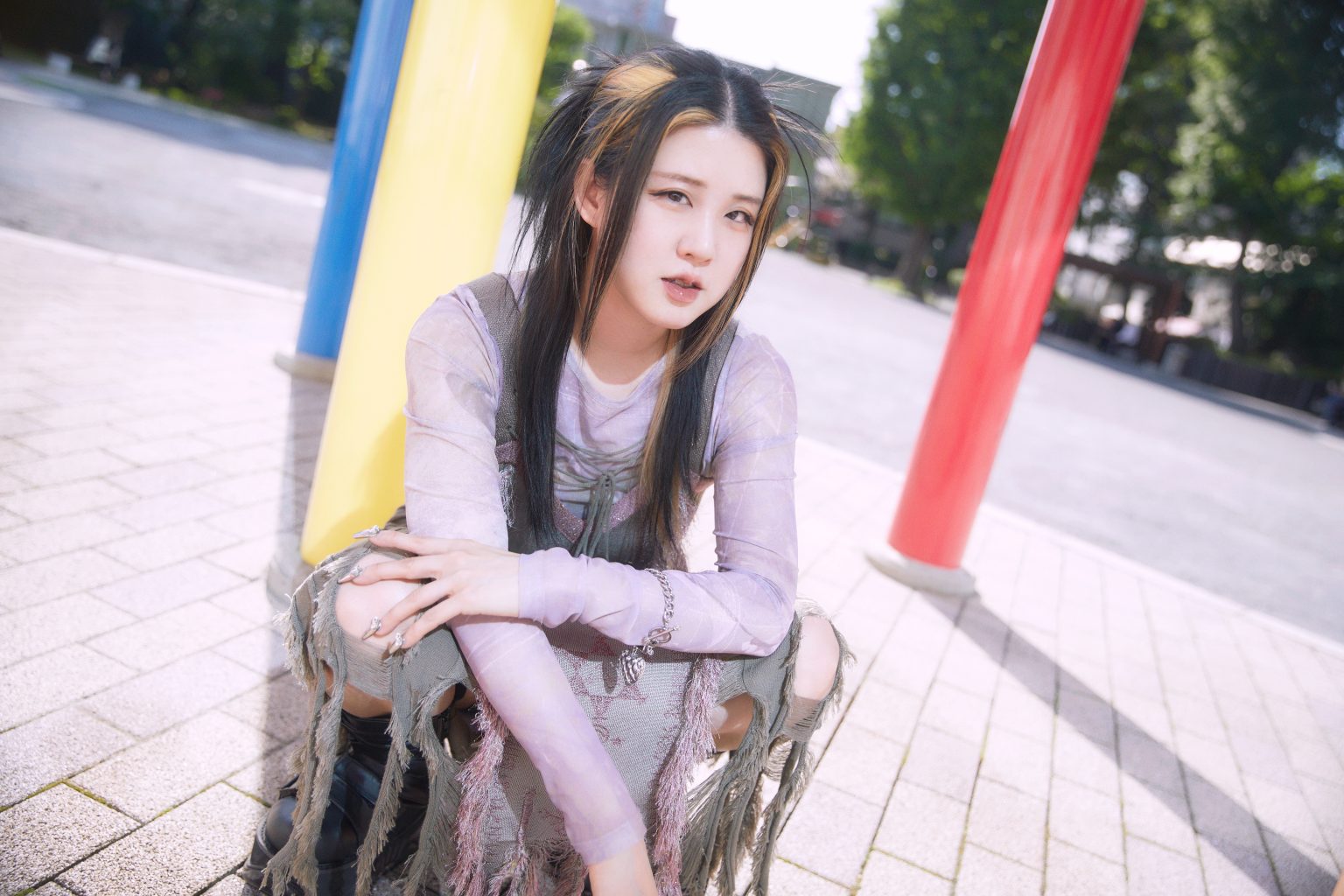 ラッパーのvalkneeが作り出す“新たな文化圏”——かわいいからY2K、魔女、ヤンキー、宝塚までMIX - WWDJAPAN