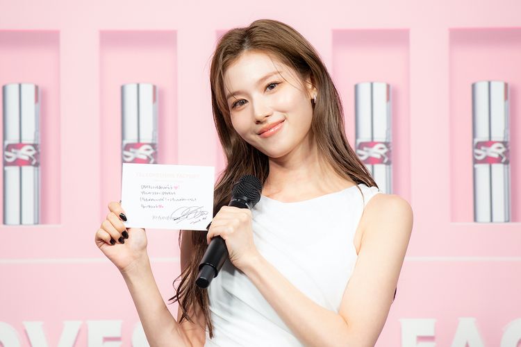 「YSL」の発表会にTWICEのサナが登場 渋谷の限定ポップアップ開催を記念して - WWDJAPAN