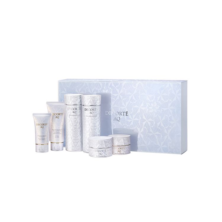 【2024年クリスマスコフレ】「コスメデコルテ」最高峰ライン“AQ”シリーズのコフレ2種が登場 - WWDJAPAN
