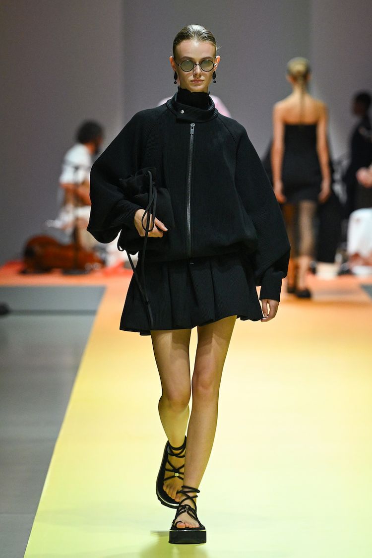 2025年春夏パリコレ開幕 「CFCL」と「ヴァケラ」が見せた新たな挑戦 - WWDJAPAN