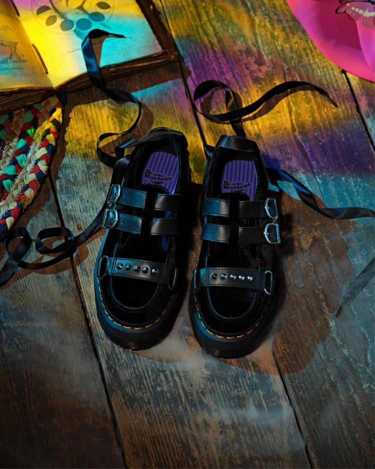 「ドクターマーチン」とネットフリックスの「ウェンズデー」がコラボ クラシックなシルエットを型破りなデザインで再構築 - WWDJAPAN