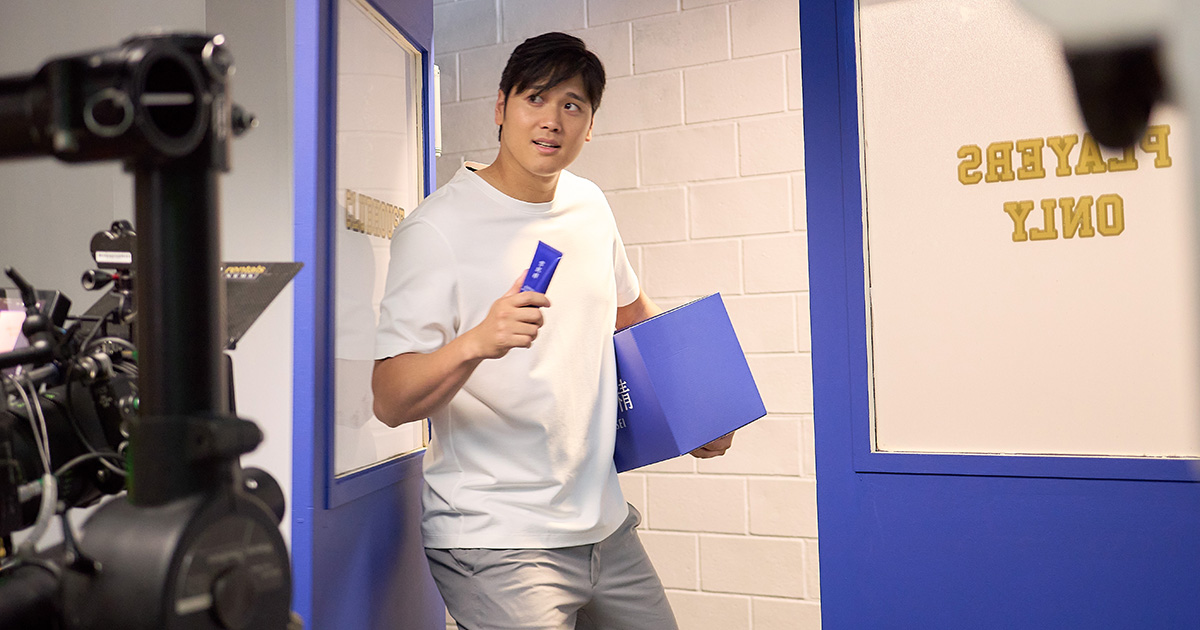 大谷翔平選手出演の「雪肌精」日焼け止めCM最新作 演技力を求められる内容も余裕の振る舞い - WWDJAPAN