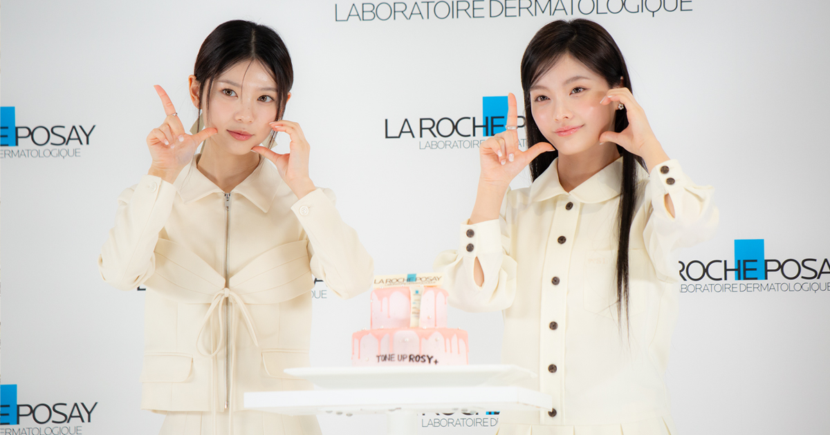 ILLITのモカとイロハが「ラ ロッシュ ポゼ」“トーンアップUV”アンバサダーに就任 “生艶肌”メイクで発表会に登場 - WWDJAPAN