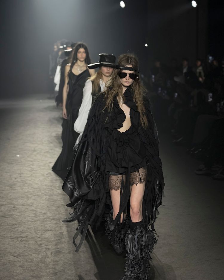 「ジュンヤ ワタナベ」のドラマチックな造形に目を奪われ、「ノワール ケイ ニノミヤ」ではハッピーなムードに 25-26年秋冬パリコレ日記vol.5 - WWDJAPAN