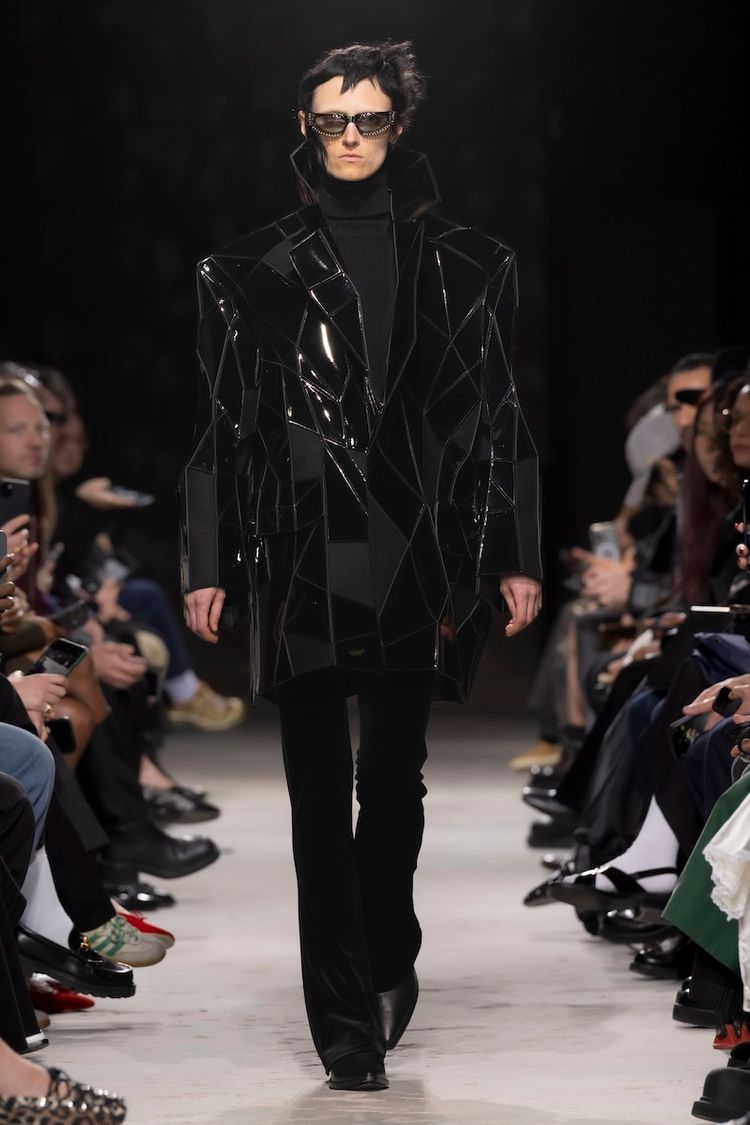 「ジュンヤ ワタナベ」のドラマチックな造形に目を奪われ、「ノワール ケイ ニノミヤ」ではハッピーなムードに 25-26年秋冬パリコレ日記vol.5 - WWDJAPAN