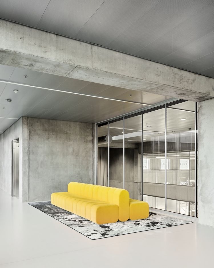 雨が多いデンマークで生まれた「レインズ」 創業の地オーフスの新本社で見せた進化する“アーバンアウトドア“スタイル - WWDJAPAN