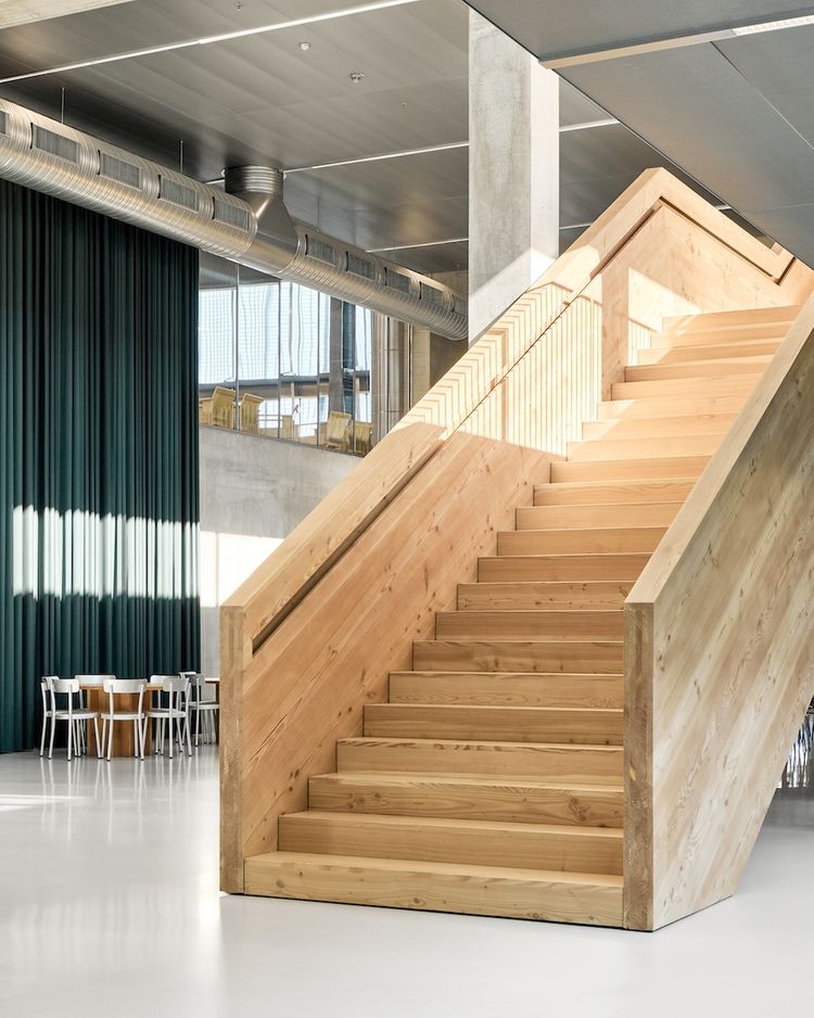 雨が多いデンマークで生まれた「レインズ」 創業の地オーフスの新本社で見せた進化する“アーバンアウトドア“スタイル - WWDJAPAN