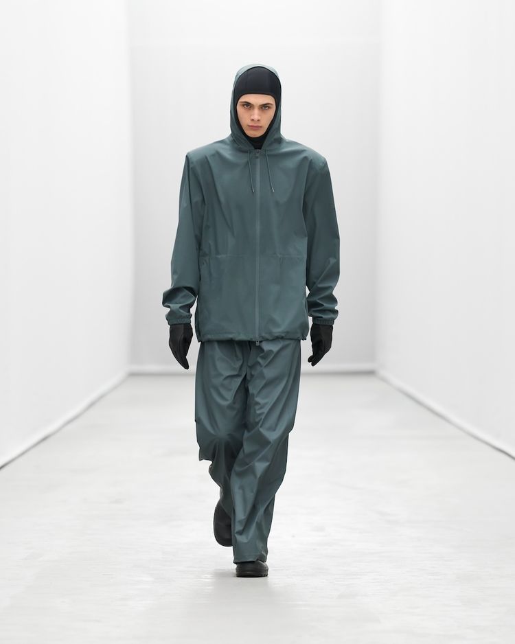 雨が多いデンマークで生まれた「レインズ」 創業の地オーフスの新本社で見せた進化する“アーバンアウトドア“スタイル - WWDJAPAN