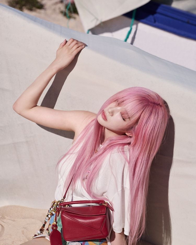 「ロエベ」からスペインのイビザ島に着想を得たコレクション ビジュアルにaespaジゼルが登場 - WWDJAPAN