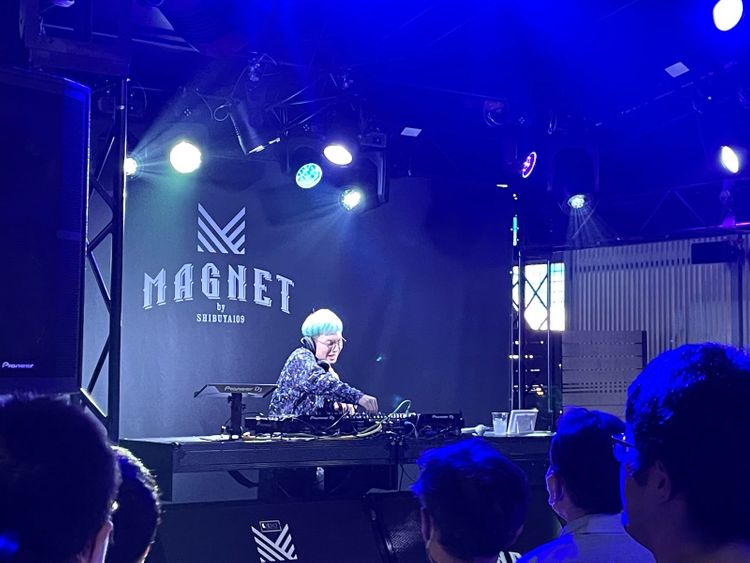 渋谷スクランブル交差点直結「渋谷109マグネット」屋上でアニソンDJイベント絶賛開催 - WWDJAPAN