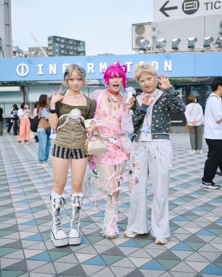 【スナップ】XG東京ドーム公演で“ALPHAZ”をキャッチ！ Y2K×推し色ミックスで「私だけのXGスタイル」を表現 - WWDJAPAN