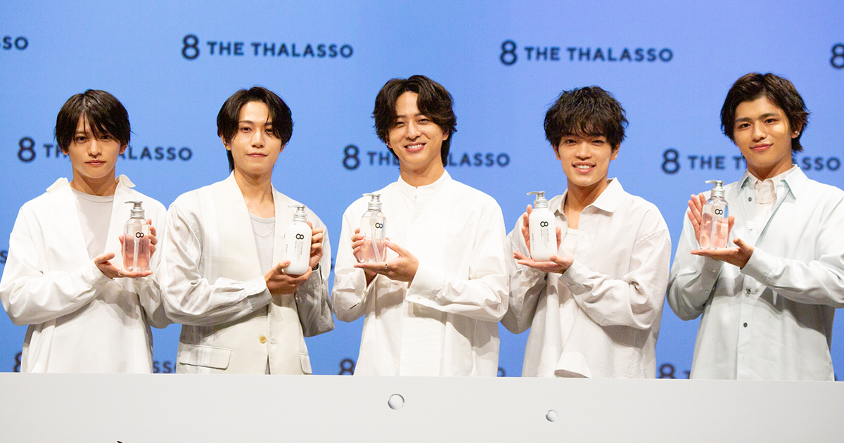 timeleszの新メンバー5人が「エイトザタラソ」新CMに登場 髪をかきあげ“ぷるん髪”を披露 - WWDJAPAN