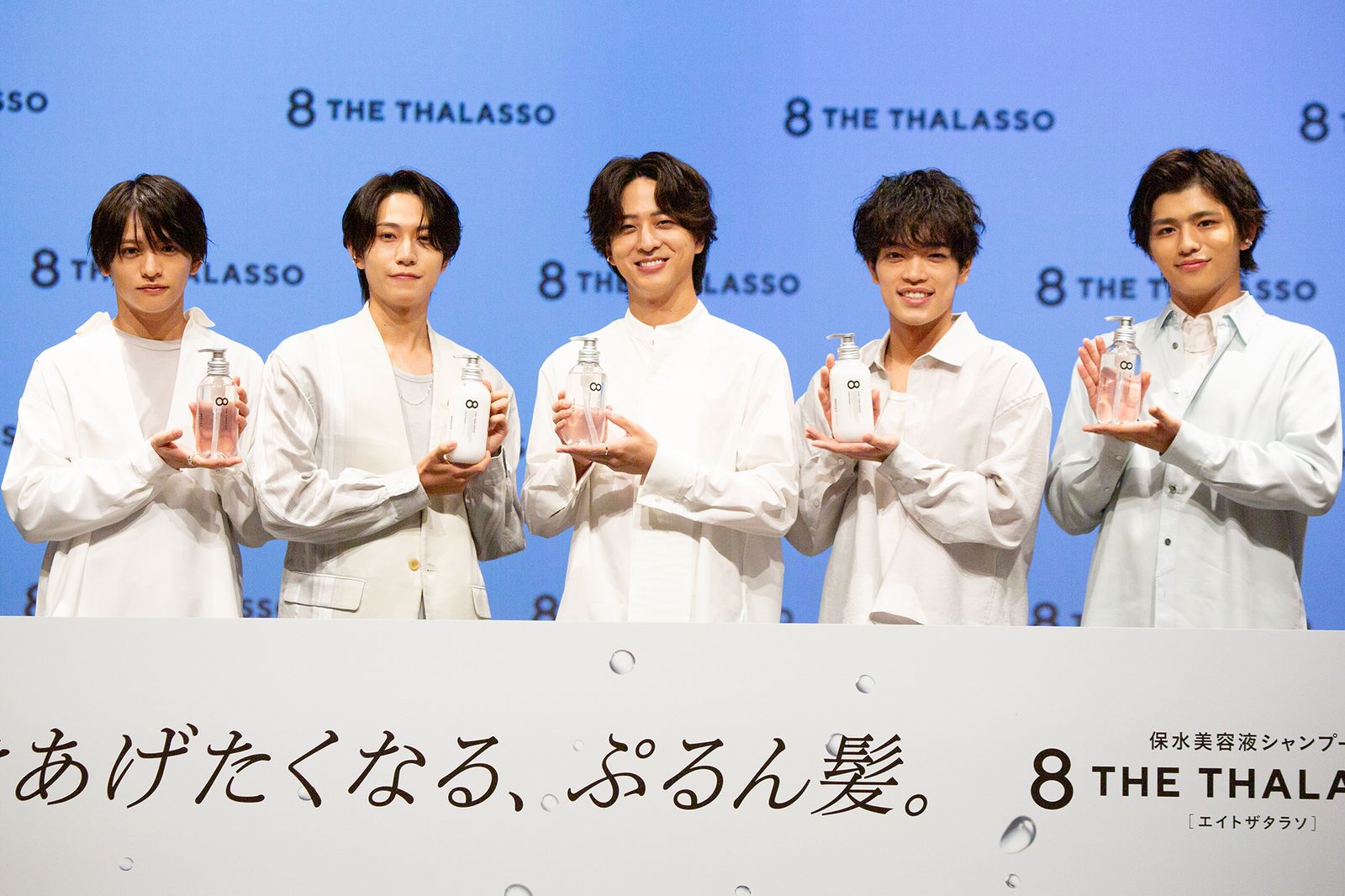 timeleszの新メンバー5人が「エイトザタラソ」新CMに登場 髪をかきあげ“ぷるん髪”を披露 - WWDJAPAN