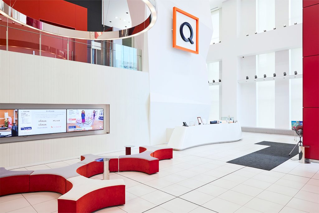 お買い物チャンネル「QVC」がポップアップ開催 秋のおすすめコスメをモデル・稲沢朋子が正直レビュー （PR）- WWDJAPAN